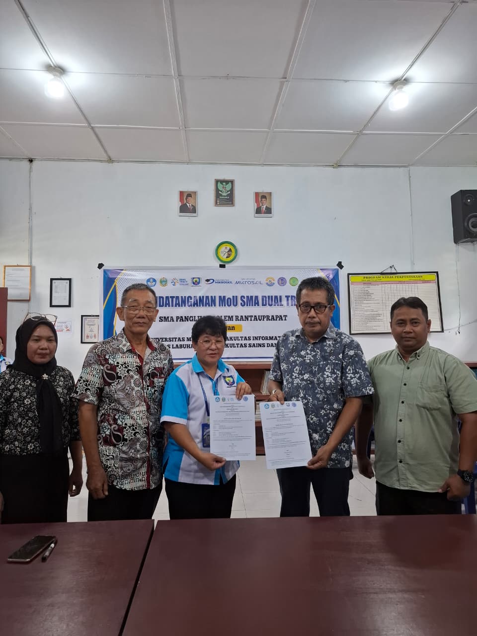 Universitas Labuhanbatu jalin MoU dengan SMA Dual Track Panglima Polem ...